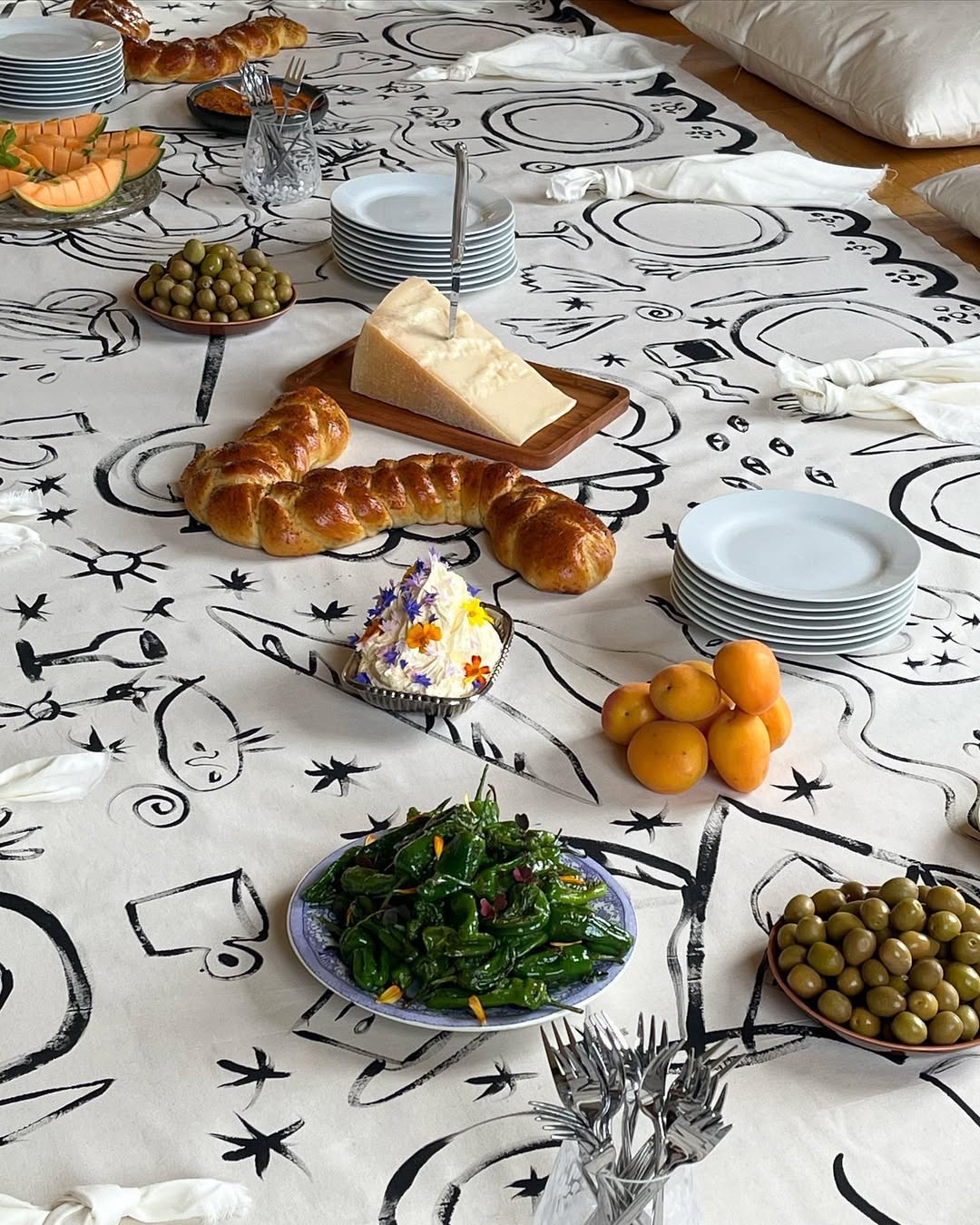 The Trend We Love: Hand-Painted Tablecloths - WEDVIBES.MEDIA